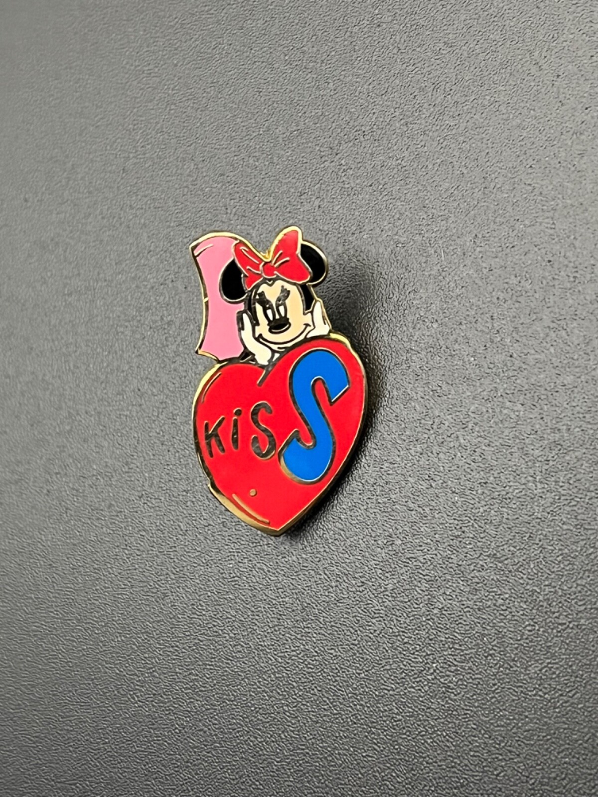 Disney Pin Minnie Mouse The Disney Store Kiss Heart Mini Pin